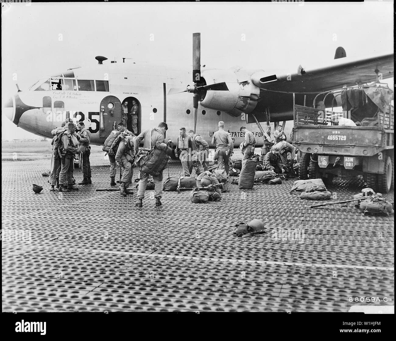Fallschirmjäger der 187 Regimental Combat Team auf Fallschirme und Mae ...