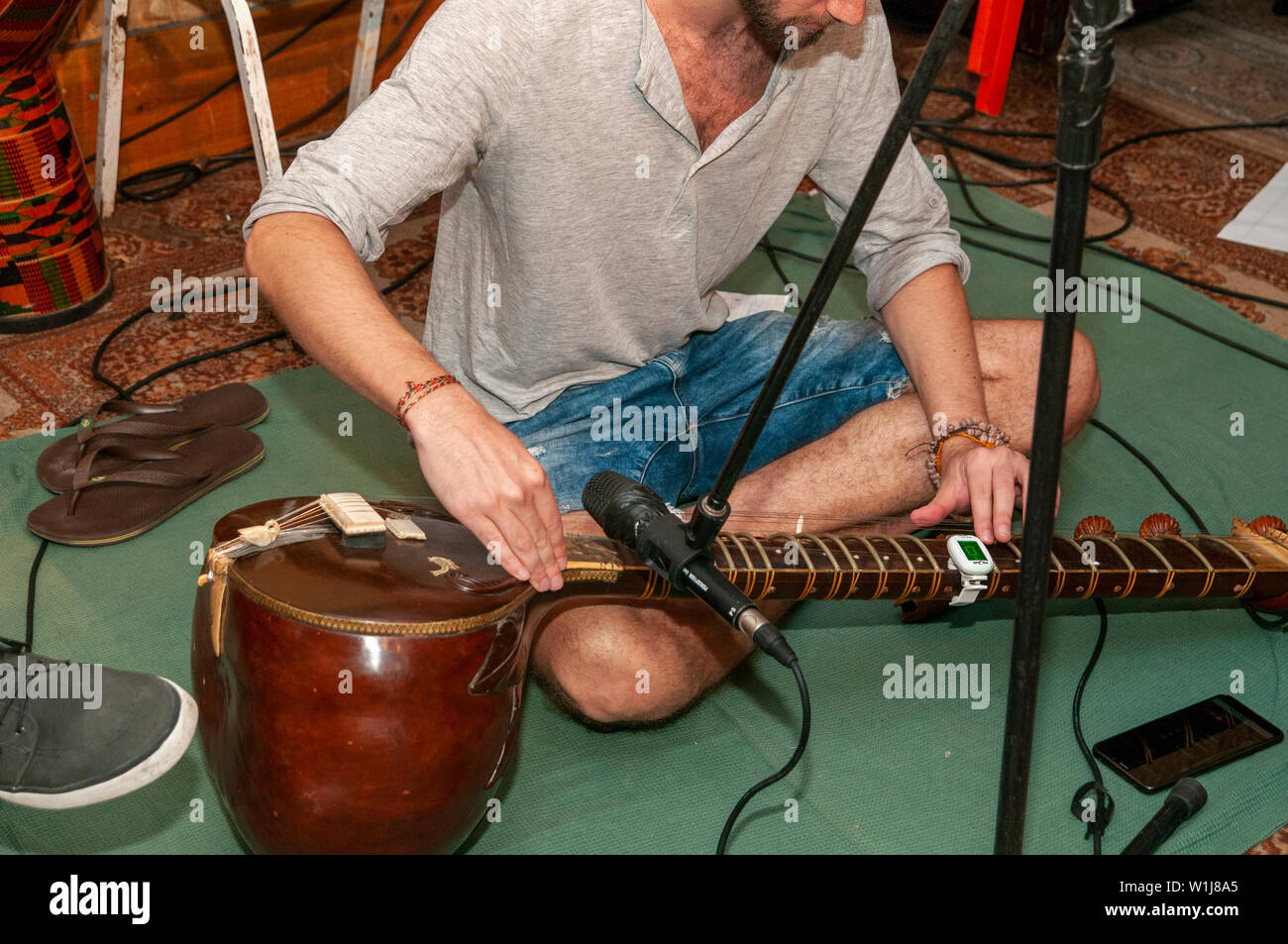 Indian classical musical instruments sitar -Fotos und -Bildmaterial in ...