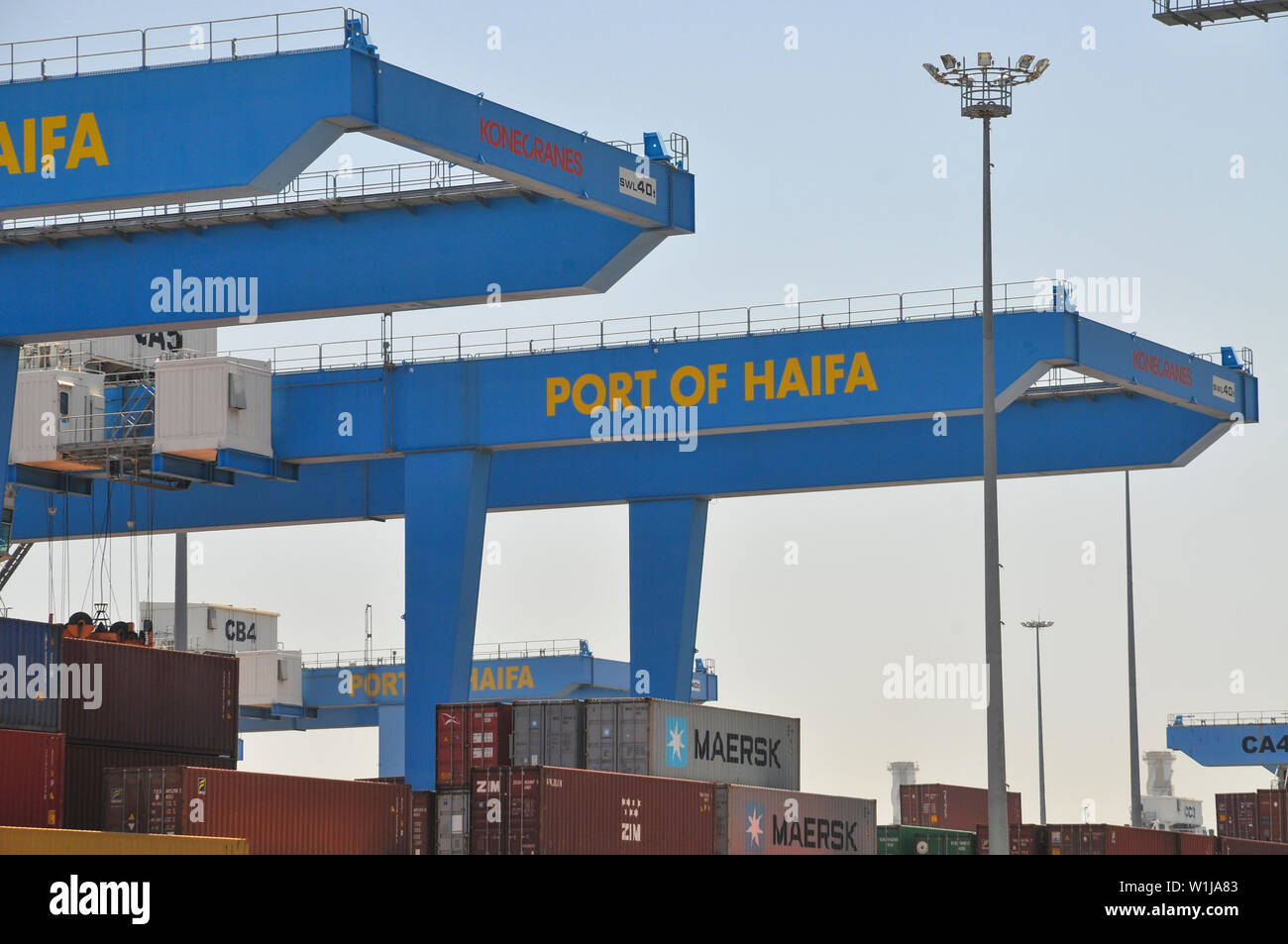 Container handling kran -Fotos und -Bildmaterial in hoher Auflösung – Alamy