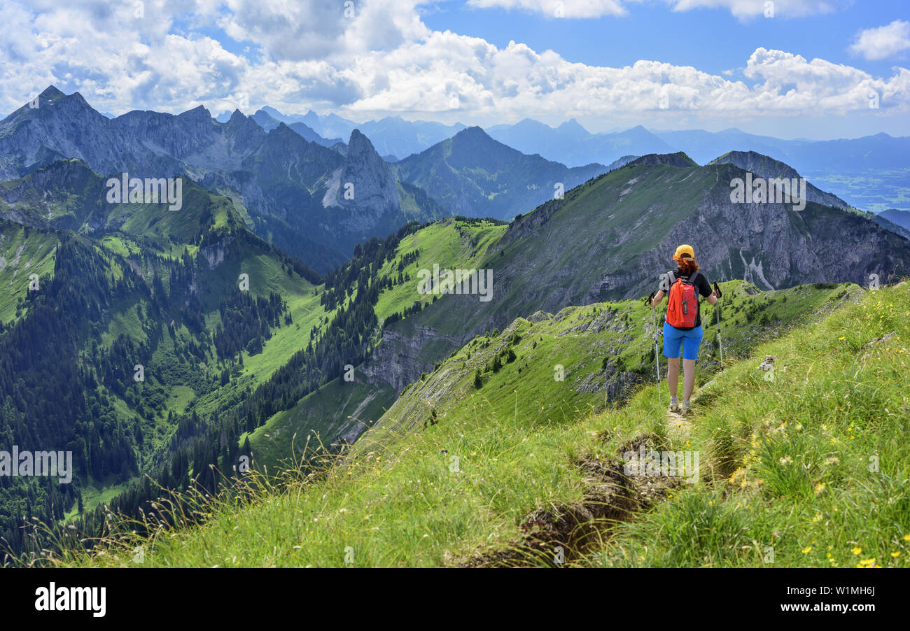 Frau wandern, Ammergauer Hochplatte, Geiselstein, Tegelberg und ...