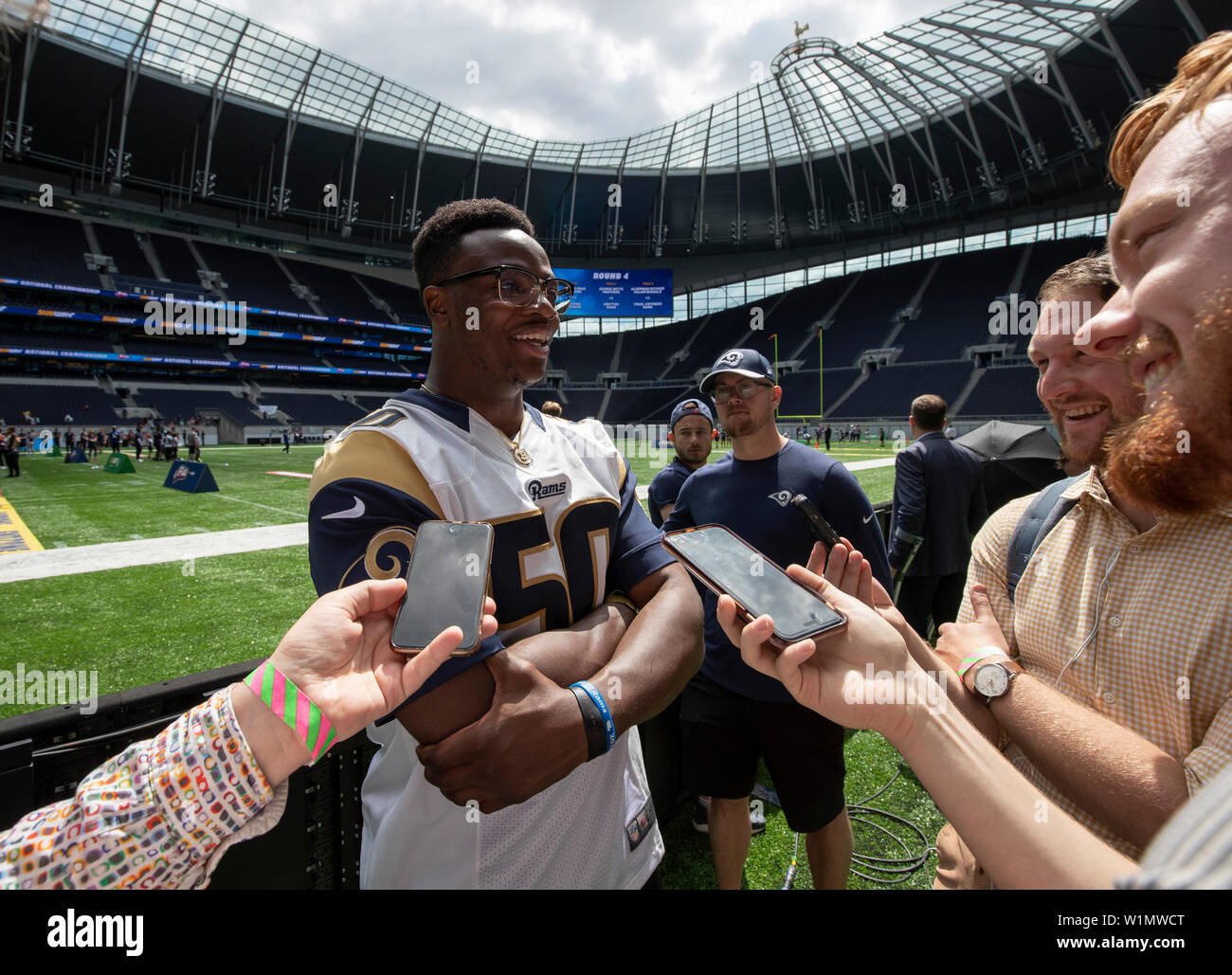 Nfl spieler samson ebukam los angeles rams -Fotos und -Bildmaterial in ...