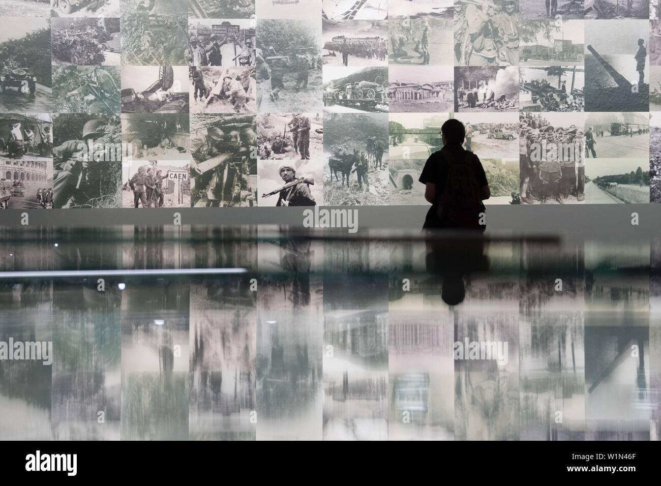 Dresden, Deutschland. 03 Juli, 2019. Ein Journalist steht vor einem ...