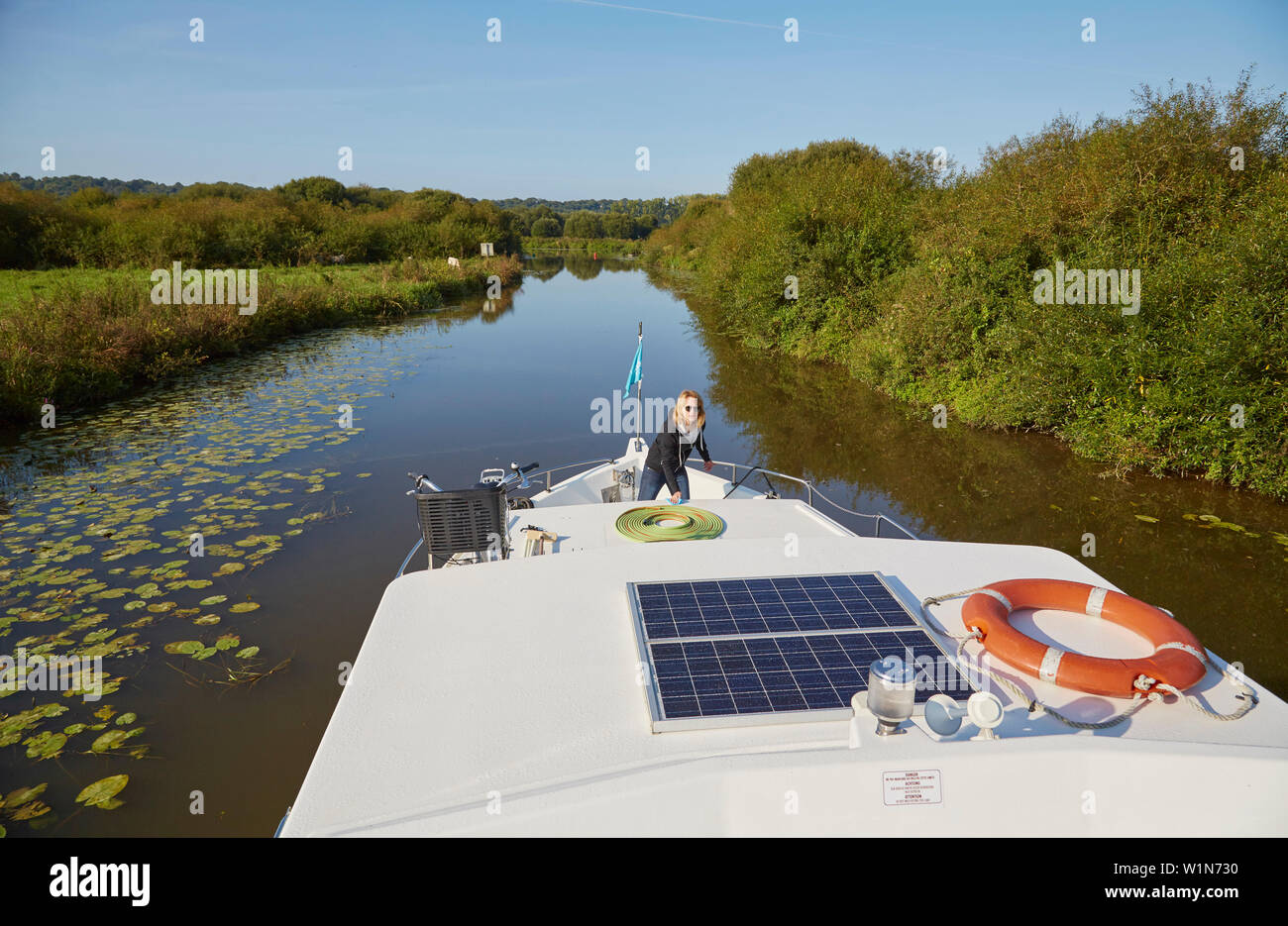 Frau auf dem Hausboot am Fluss L'Aff, Canal de Nantes à Brest ...