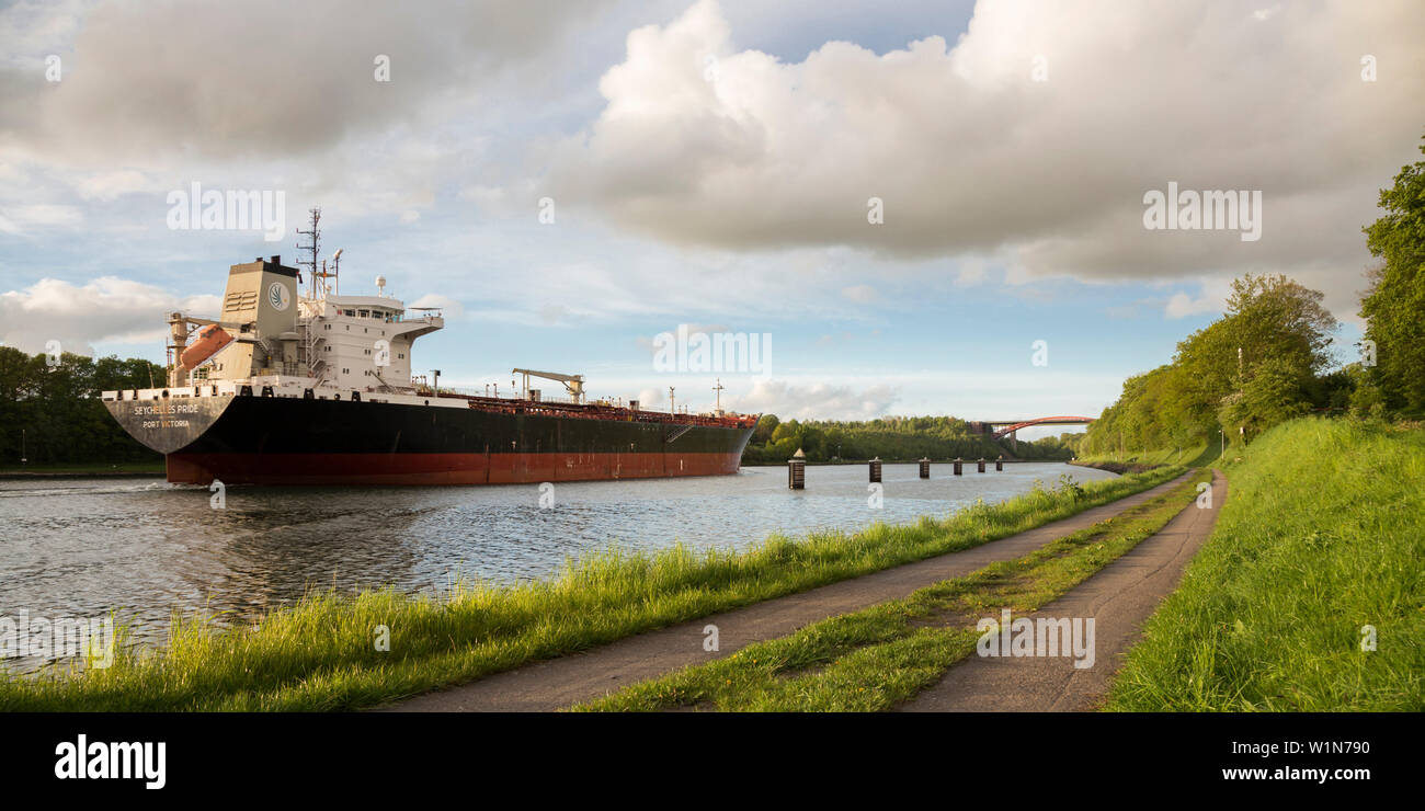 Tanker auf dem Nord-Ostsee-Kanal, Levensauer Brücke, Kiel, Rendsburg-Eckernfoerde, Schleswig ...