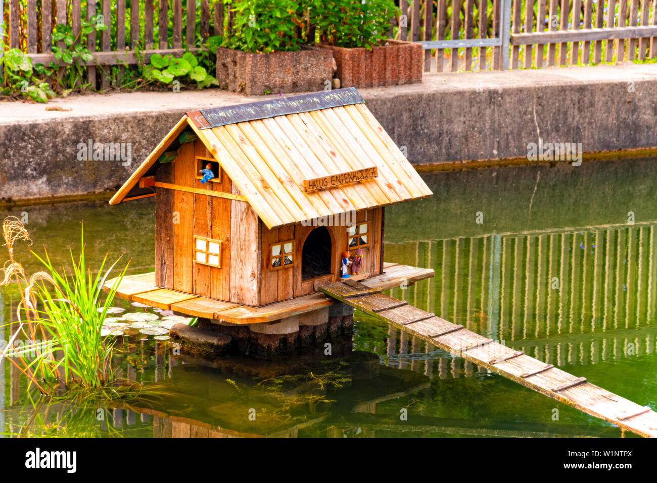 Eine Ente Haus in einem Teich Stockfotografie - Alamy