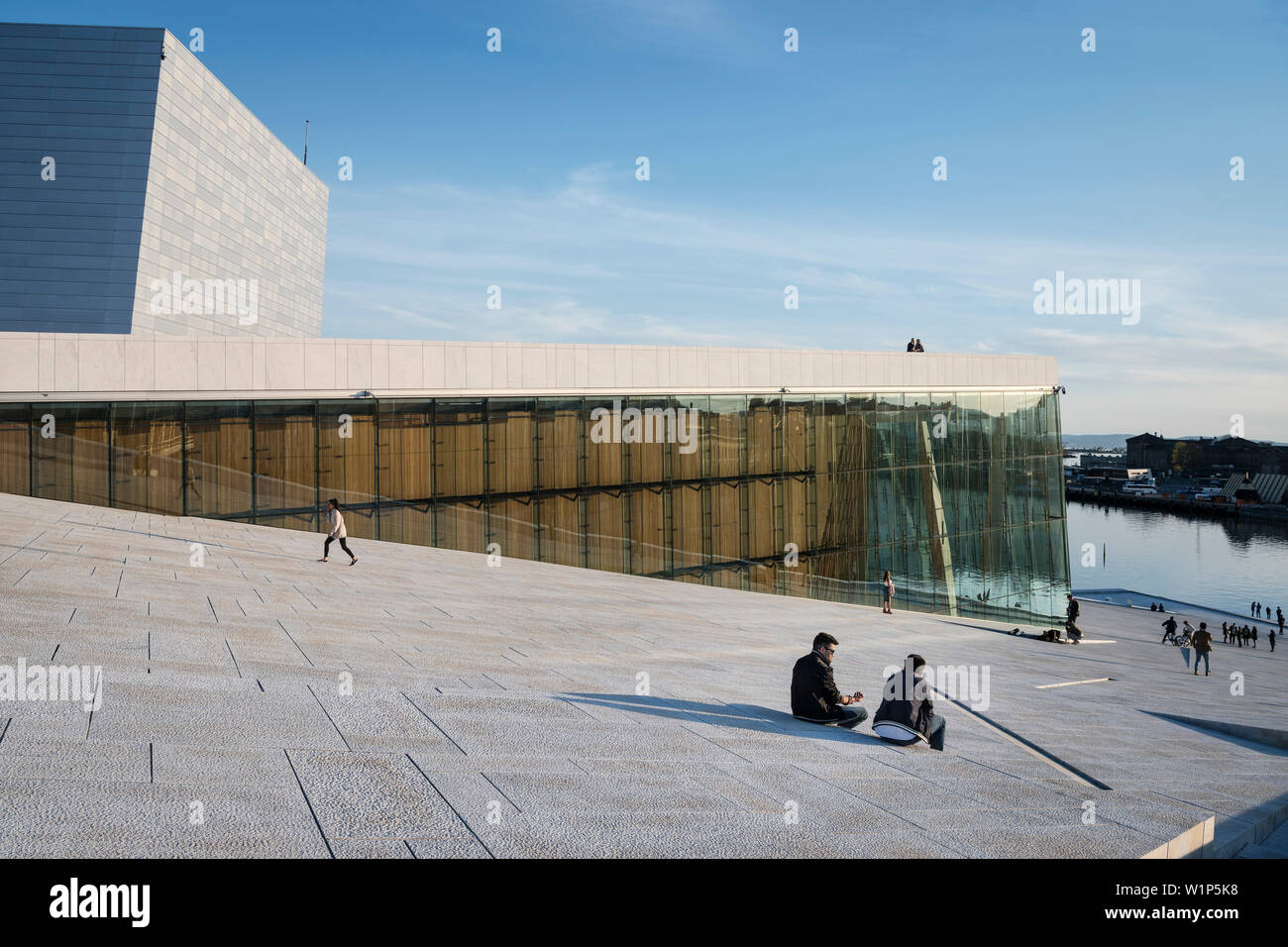 Das neue opernhaus -Fotos und -Bildmaterial in hoher Auflösung – Alamy