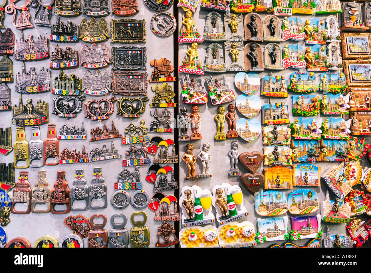 Magnete Souvenirs aus Brüssel auf einen Showcase Stockfotografie - Alamy