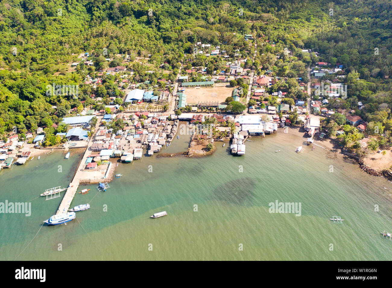 Balabac Port. Die Häuser auf dem Wasser und verschiedene Boote in der ...