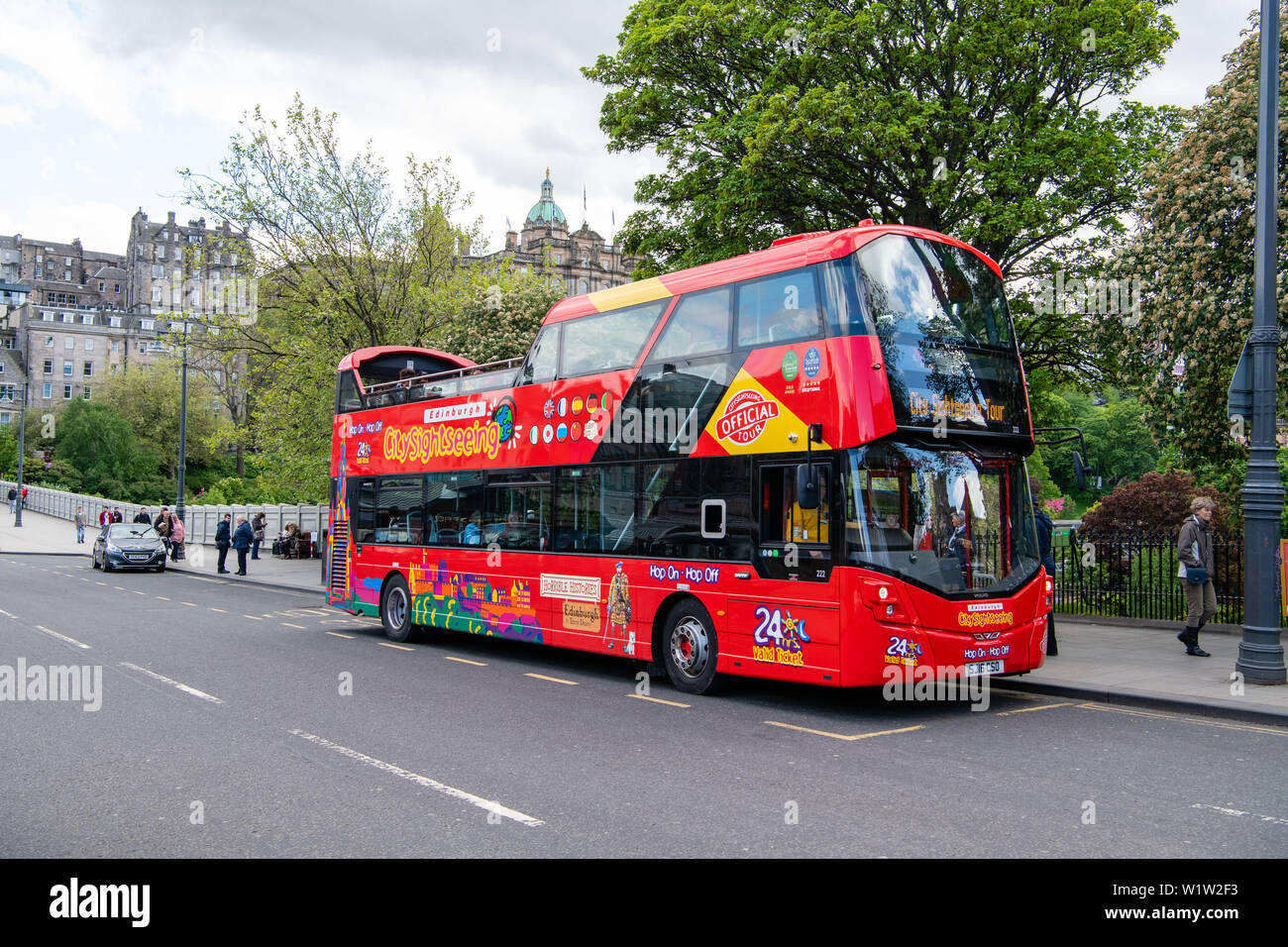 Edinburgh roter bus -Fotos und -Bildmaterial in hoher Auflösung – Alamy