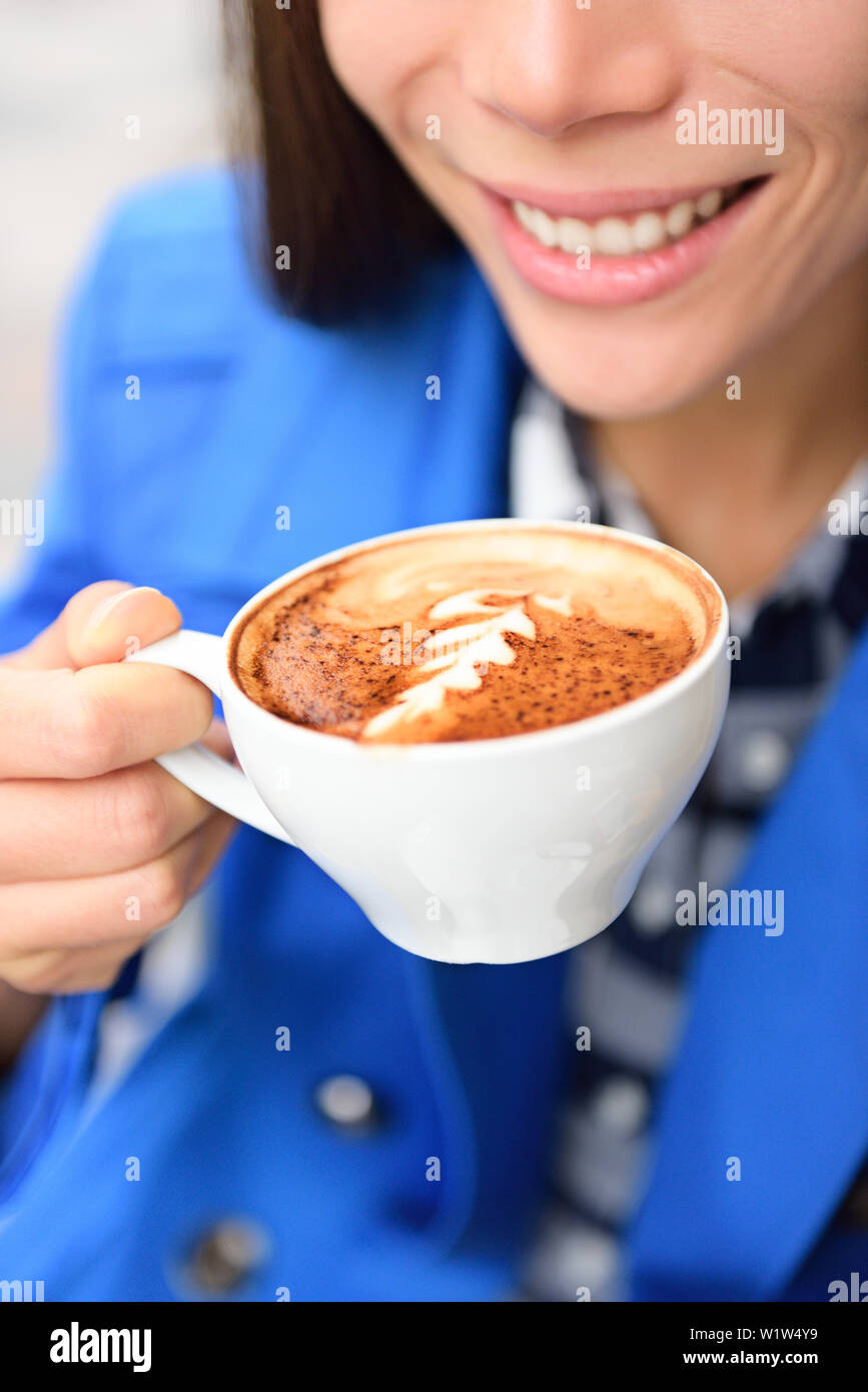 Kaffee von einem barista gemacht -Fotos und -Bildmaterial in hoher ...