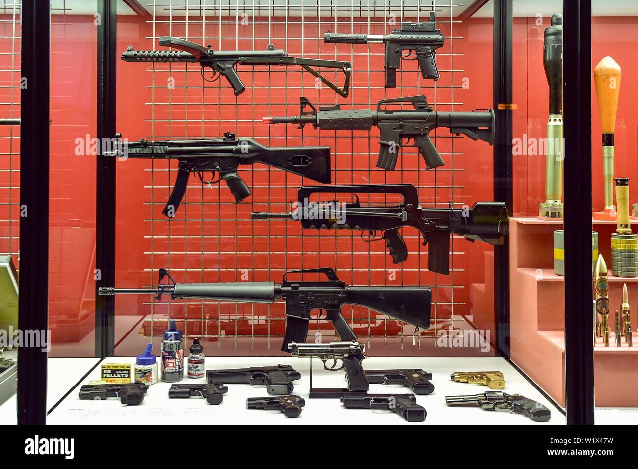 Zoll arsenal von waffen -Fotos und -Bildmaterial in hoher Auflösung – Alamy