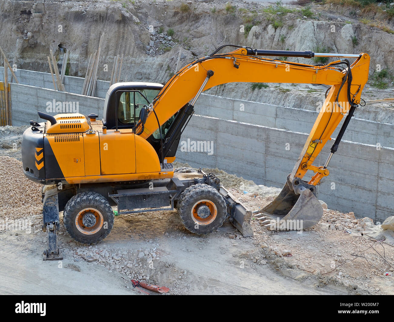Side view excavator digger -Fotos und -Bildmaterial in hoher Auflösung ...