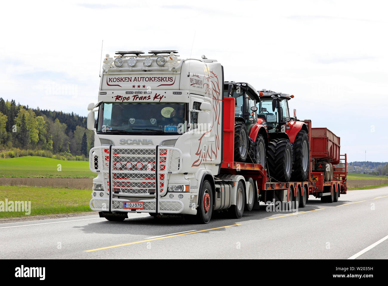 Salo, Finnland. 10. Mai 2019. Weiß Scania Auflieger von Reifen Trans Ky ...