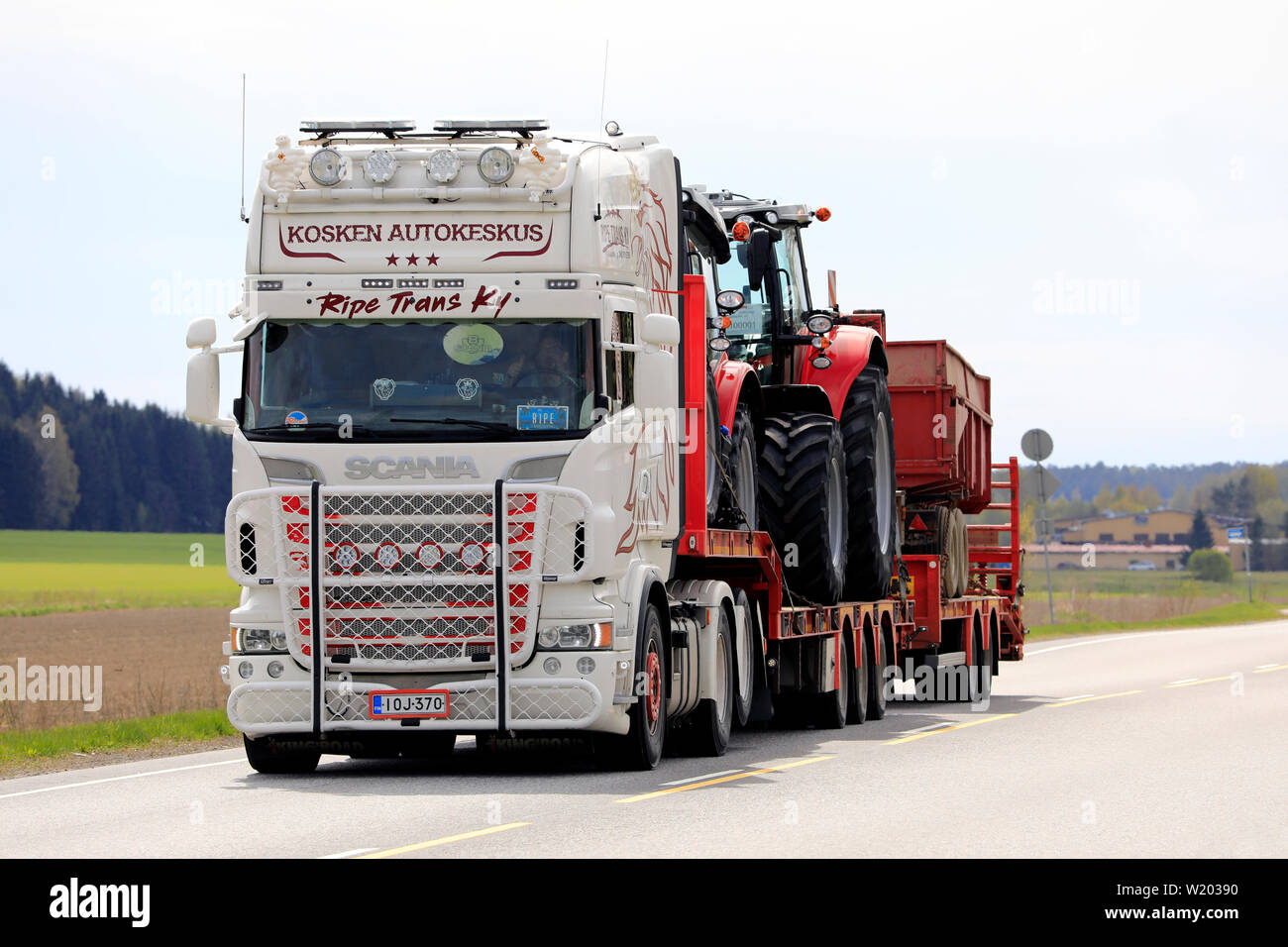 Massey ferguson traktor unterwegs -Fotos und -Bildmaterial in hoher ...