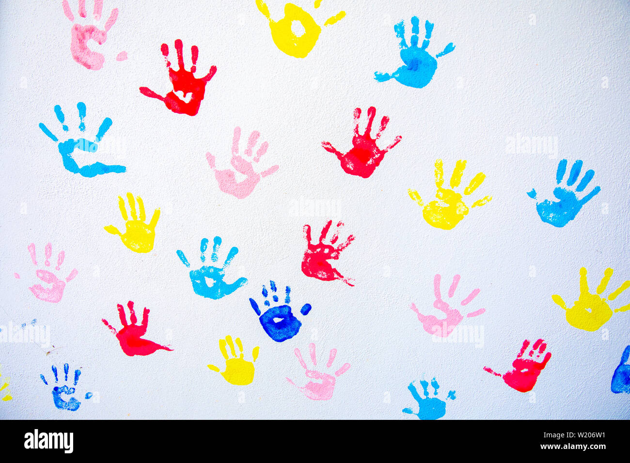 Bunte hand druckt der Hände auf weißer Wand Hintergrund isoliert ...