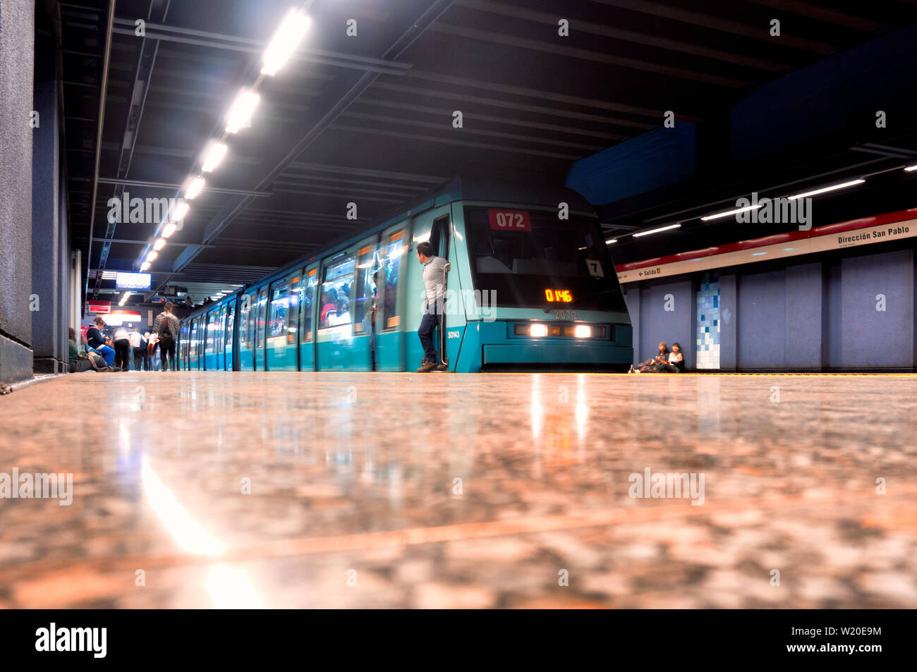 SANTIAGO, CHILE - EIN NS 93 Metro de Santiago am Bahnhof Santa Lucia ...