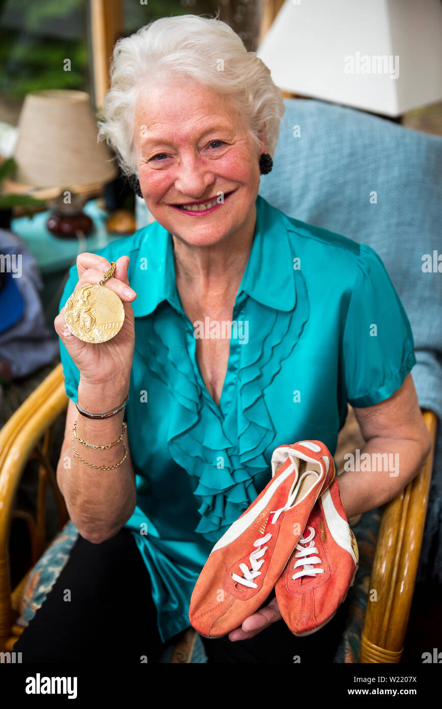 Britische Olympische Goldmedaillengewinner Dame Maria Peters, mit ihrer ...