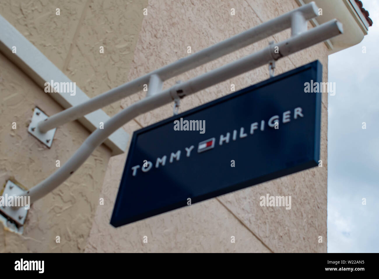 Orlando Florida. Juni 6 2019. Tommy Hilfiger Zeichen und Logos Premium Outlet in International Drive Stockfotografie Alamy