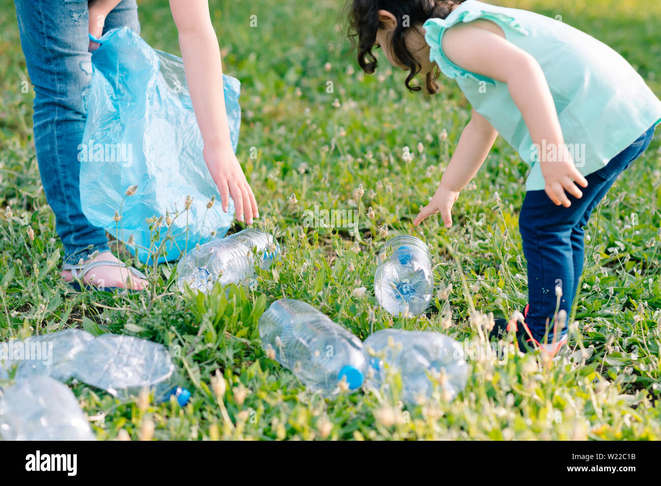 Child littering -Fotos und -Bildmaterial in hoher Auflösung – Alamy