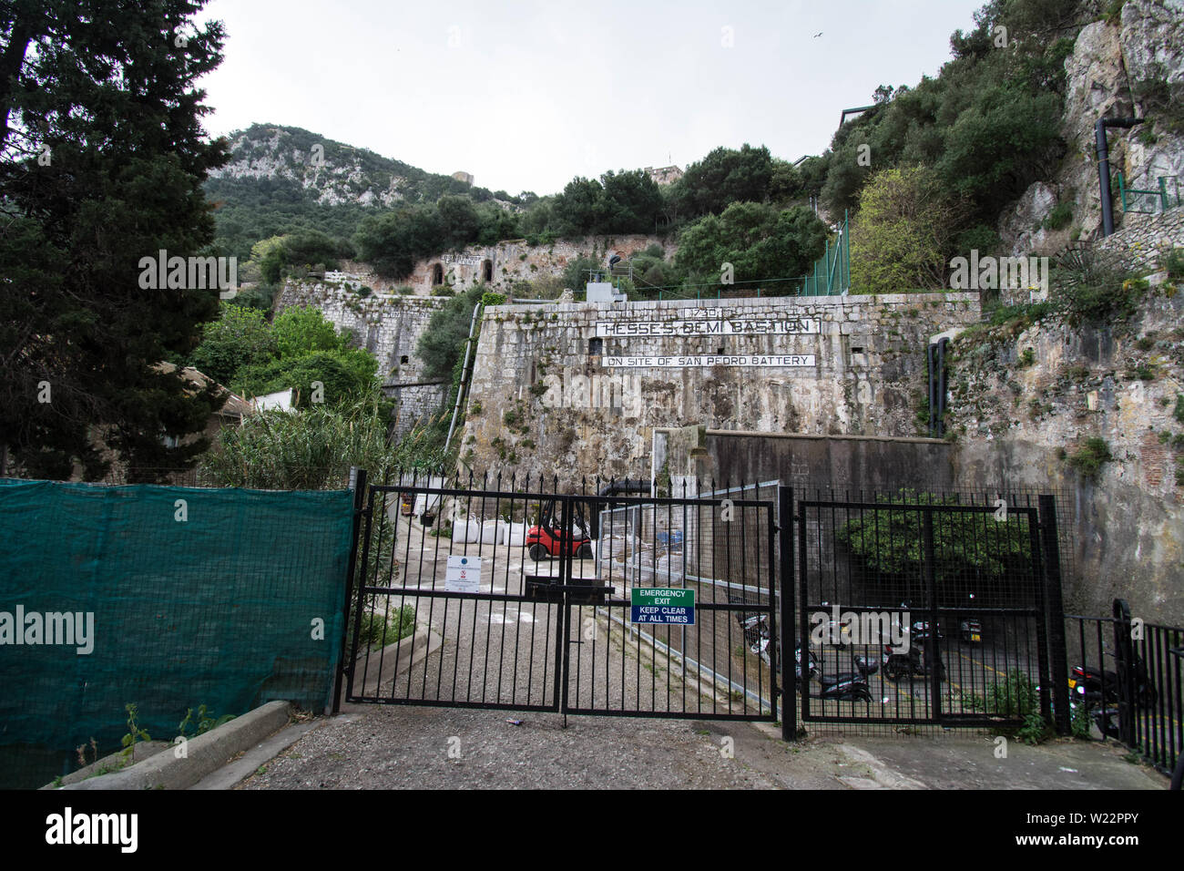 Schwarze eiserne Tore für das britische Militär in Gibraltar, die den ...