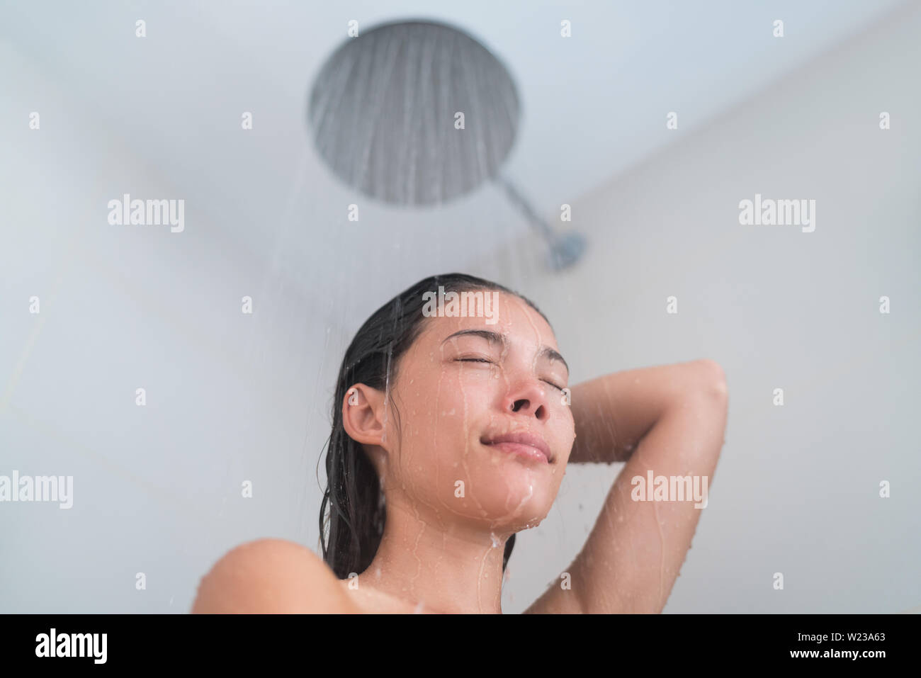Mädchen Untet Der Dusche Fotos Und Bildmaterial In Hoher Auflösung