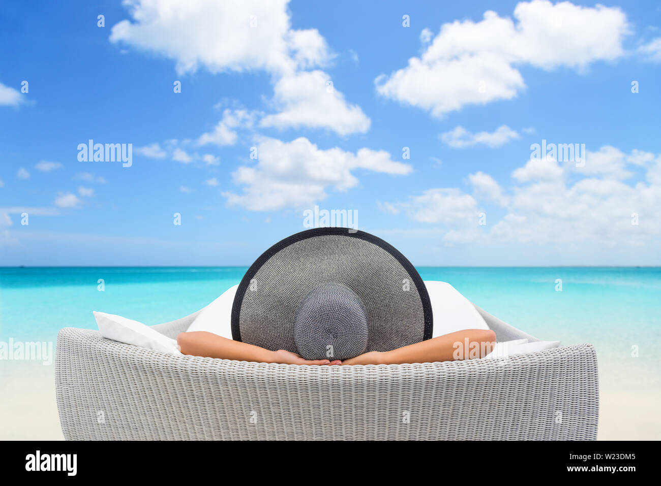 Frau liegend auf sonnenliege am strand -Fotos und -Bildmaterial in ...