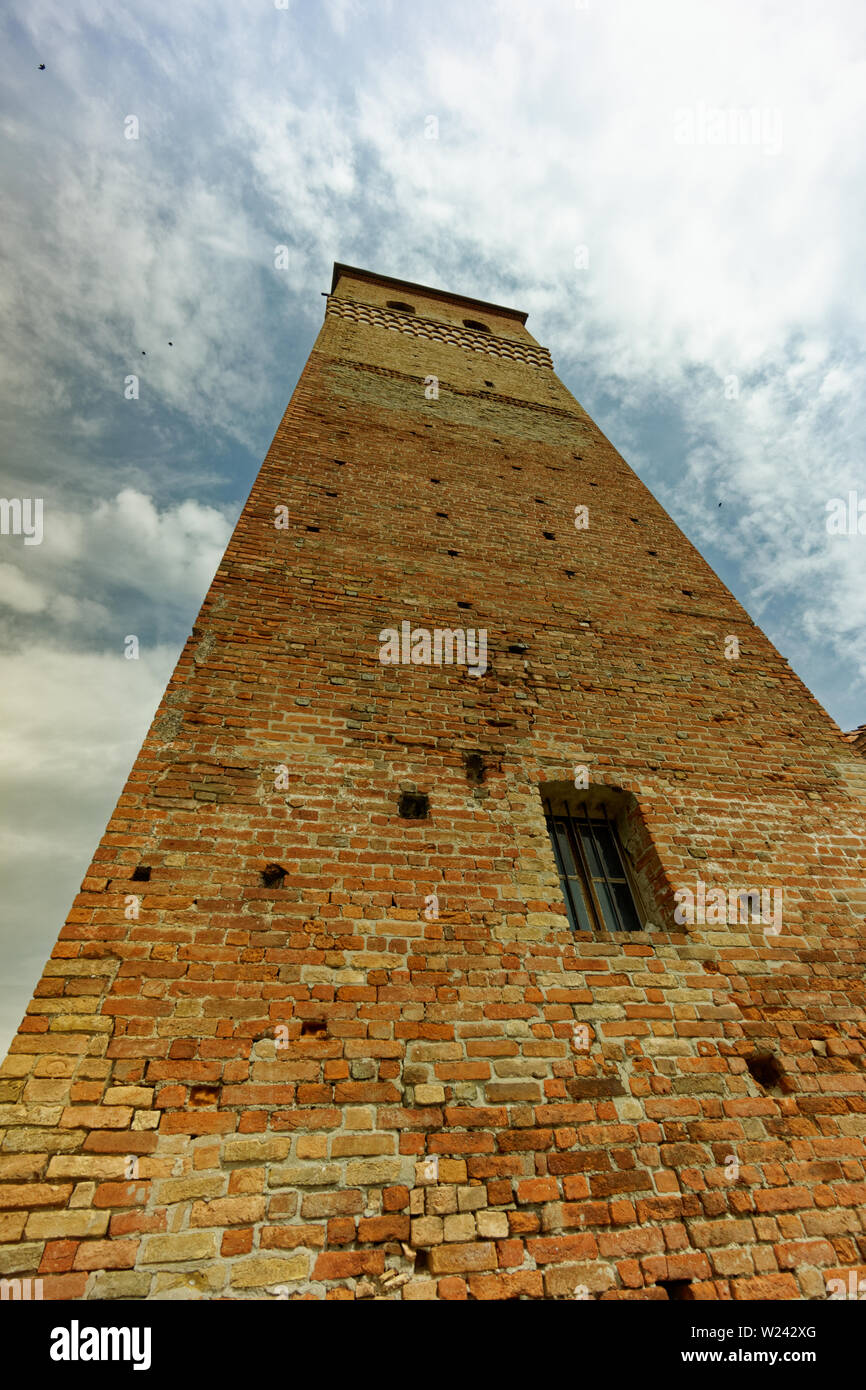 Backstein Turm von Serralunga d'Alba Burg (Castello Stockfotografie - Alamy