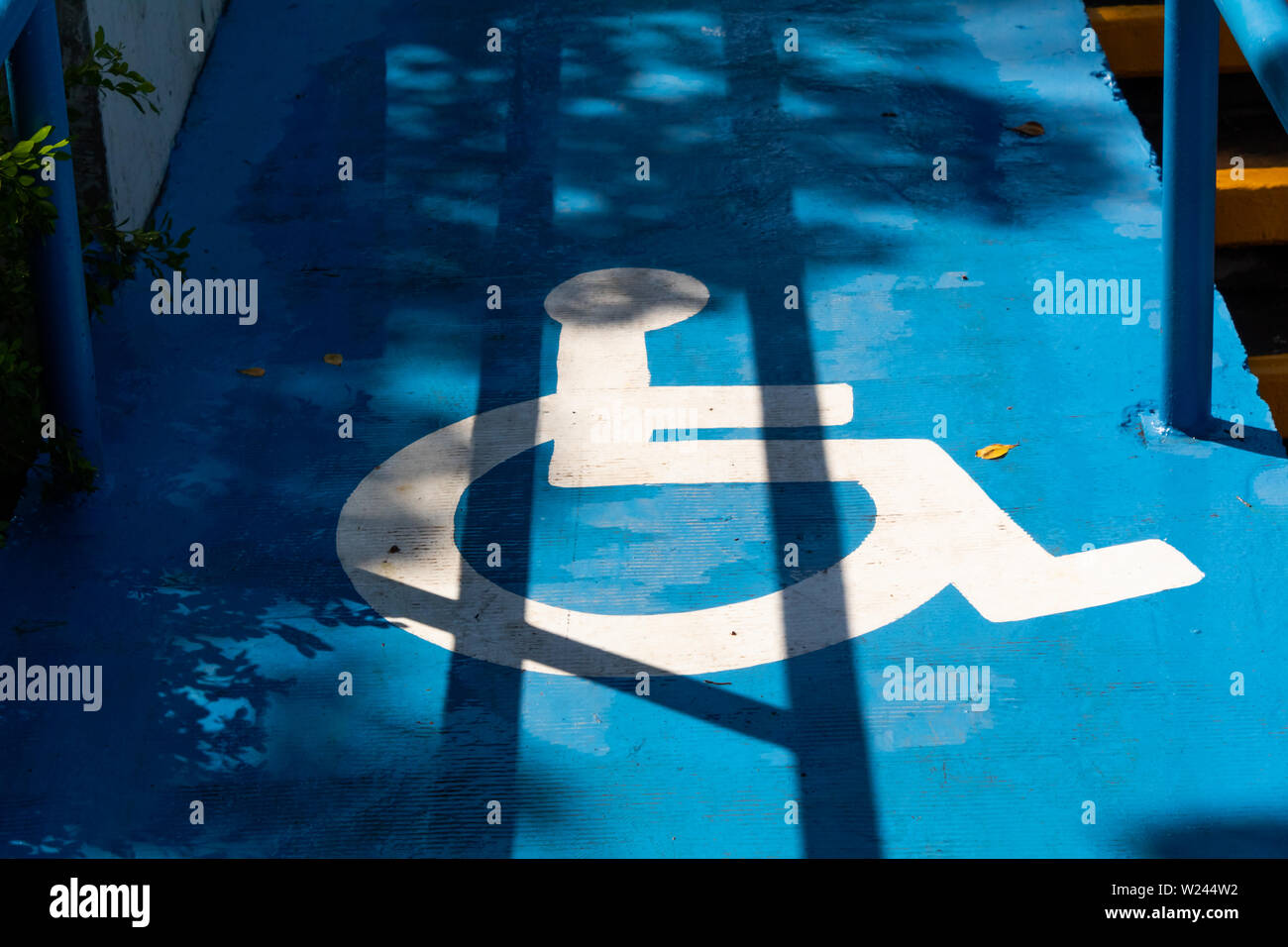 Rampe Symbol für behinderte Menschen im Rollstuhl Stockfotografie - Alamy