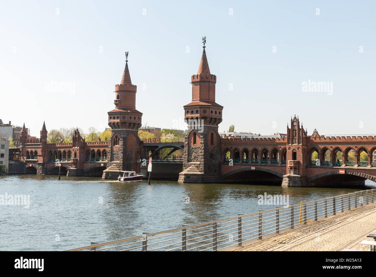 Bridge over spree river -Fotos und -Bildmaterial in hoher Auflösung – Alamy