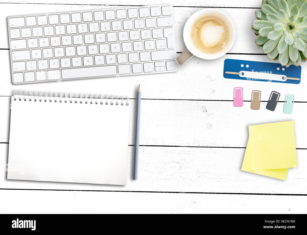 Schreibtisch mit notizblock -Fotos und -Bildmaterial in hoher Auflösung ...