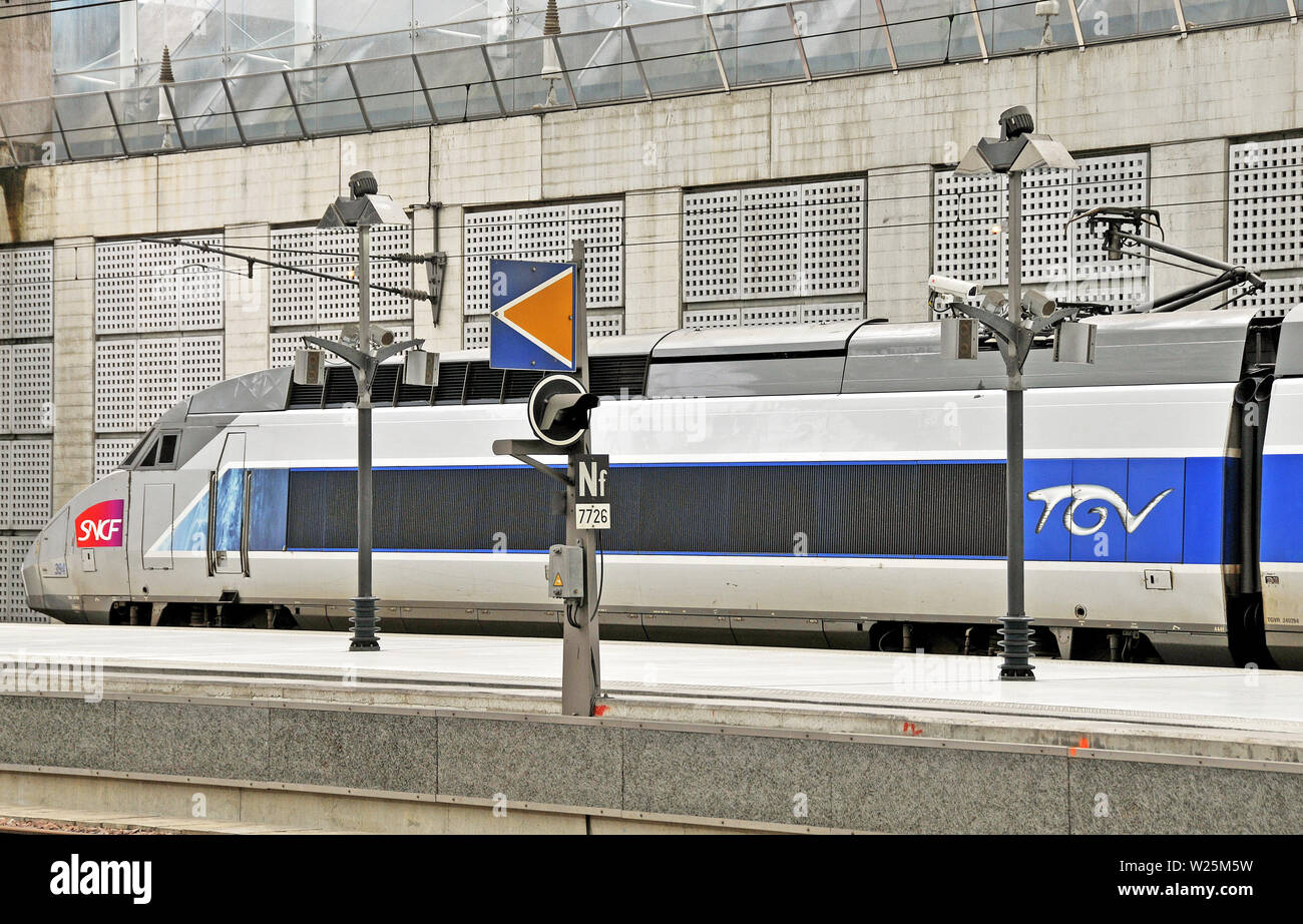 TGV-Bahnhof im Flughafen Roissy Charles de Gaulle Bahnhof, Paris ...