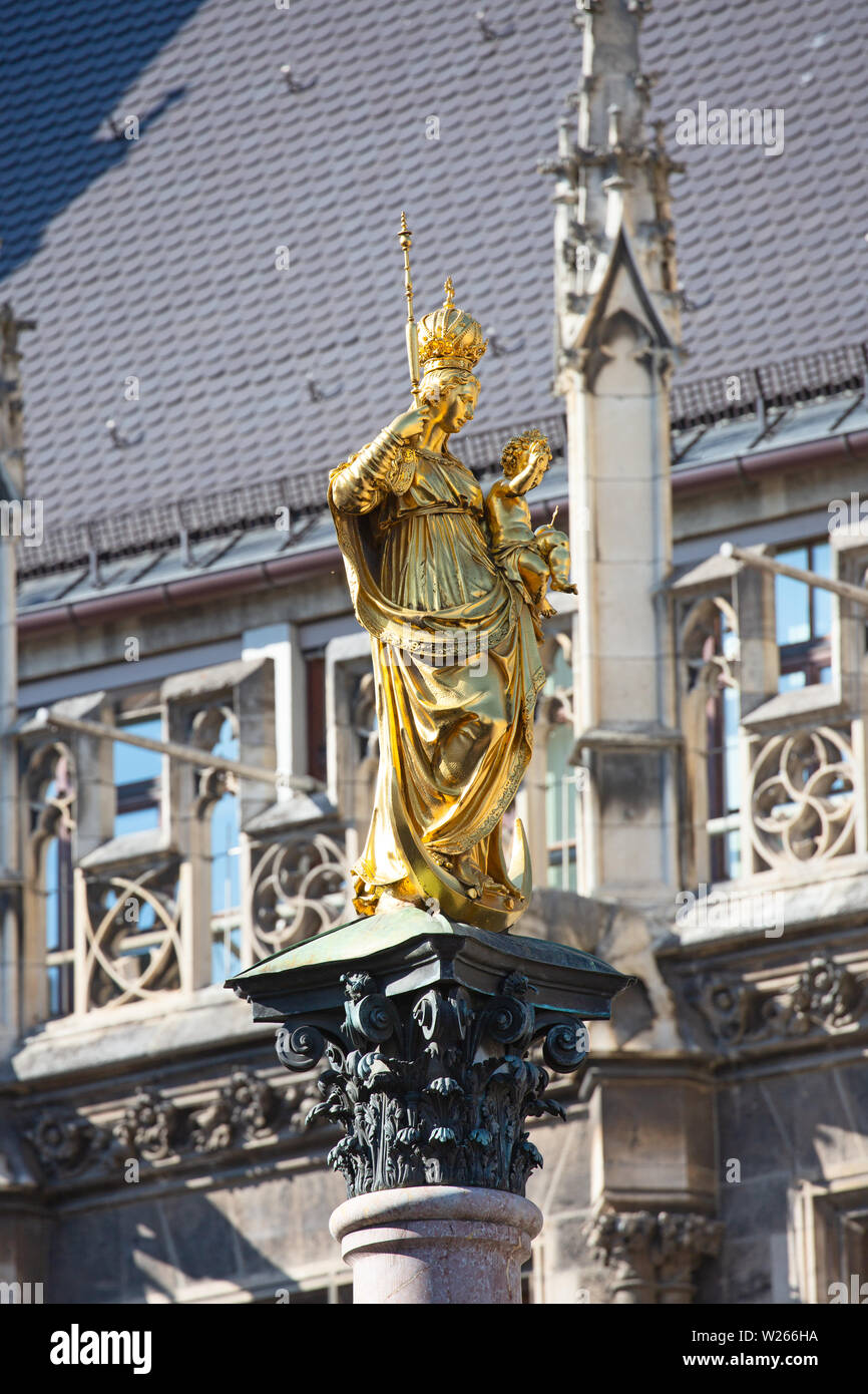 Hauptplatz der München - Marienplatz (Marian Square). Die alte und die ...