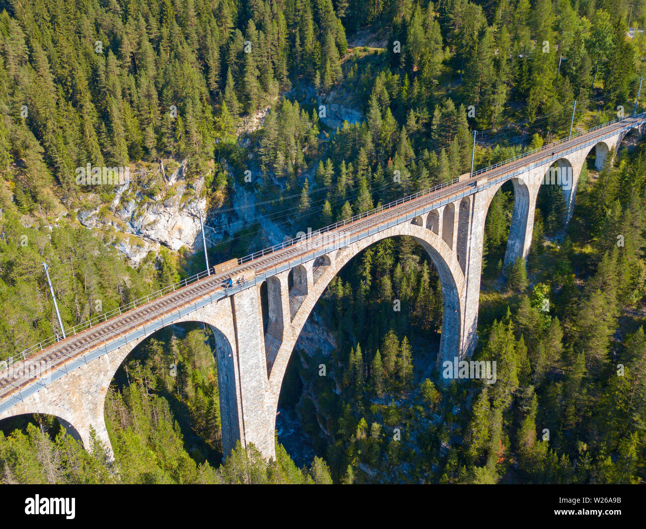 Berühmten Wiesener Viadukt auf der Strecke Davos-Filisur in den ...