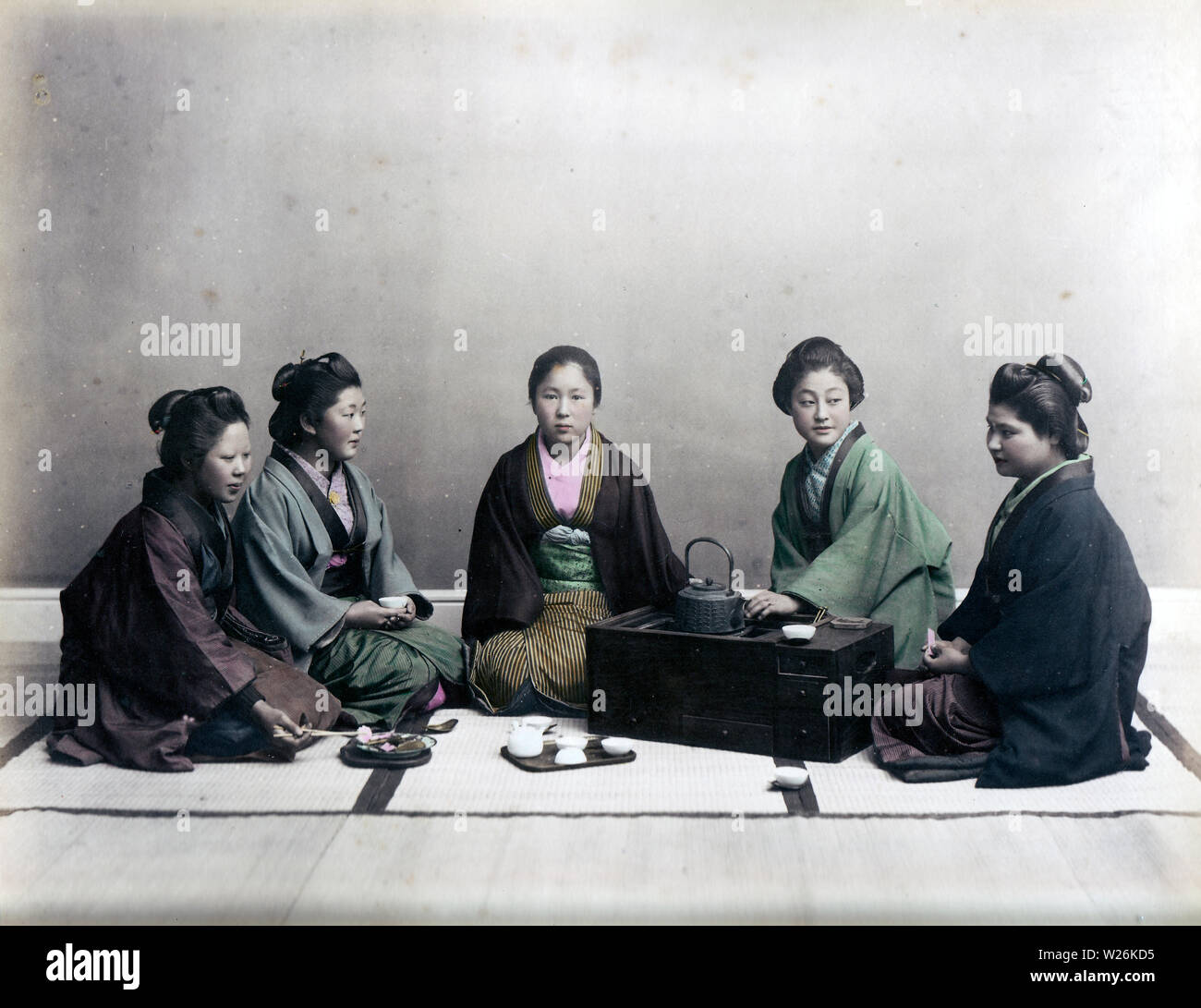 Frauen im kimono -Fotos und -Bildmaterial in hoher Auflösung – Alamy