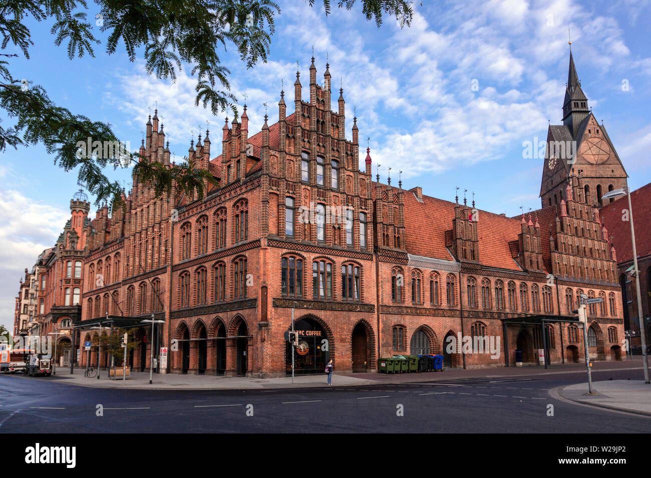 Altes Rathaus in der Altstadt von Hannover, im Hintergrund die Kirche ...