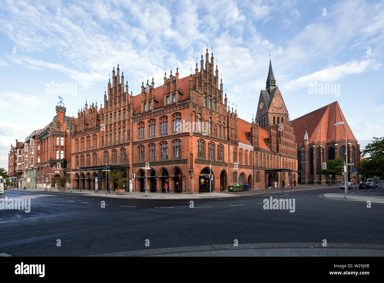 Altes Rathaus in der Altstadt von Hannover, im Hintergrund die Kirche ...
