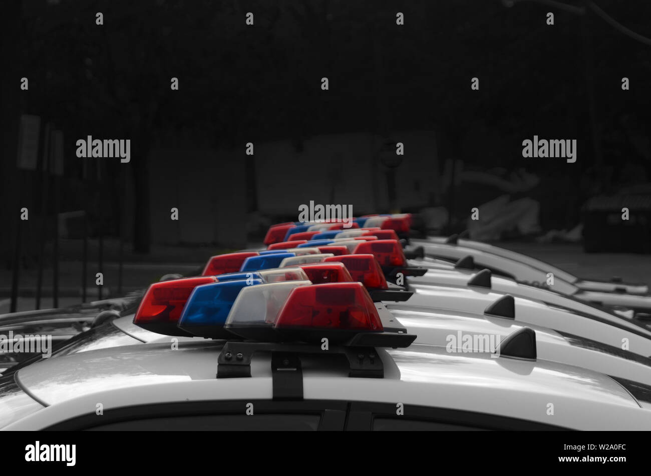 Rote und blaue lichter auf polizeiwagen -Fotos und -Bildmaterial in ...