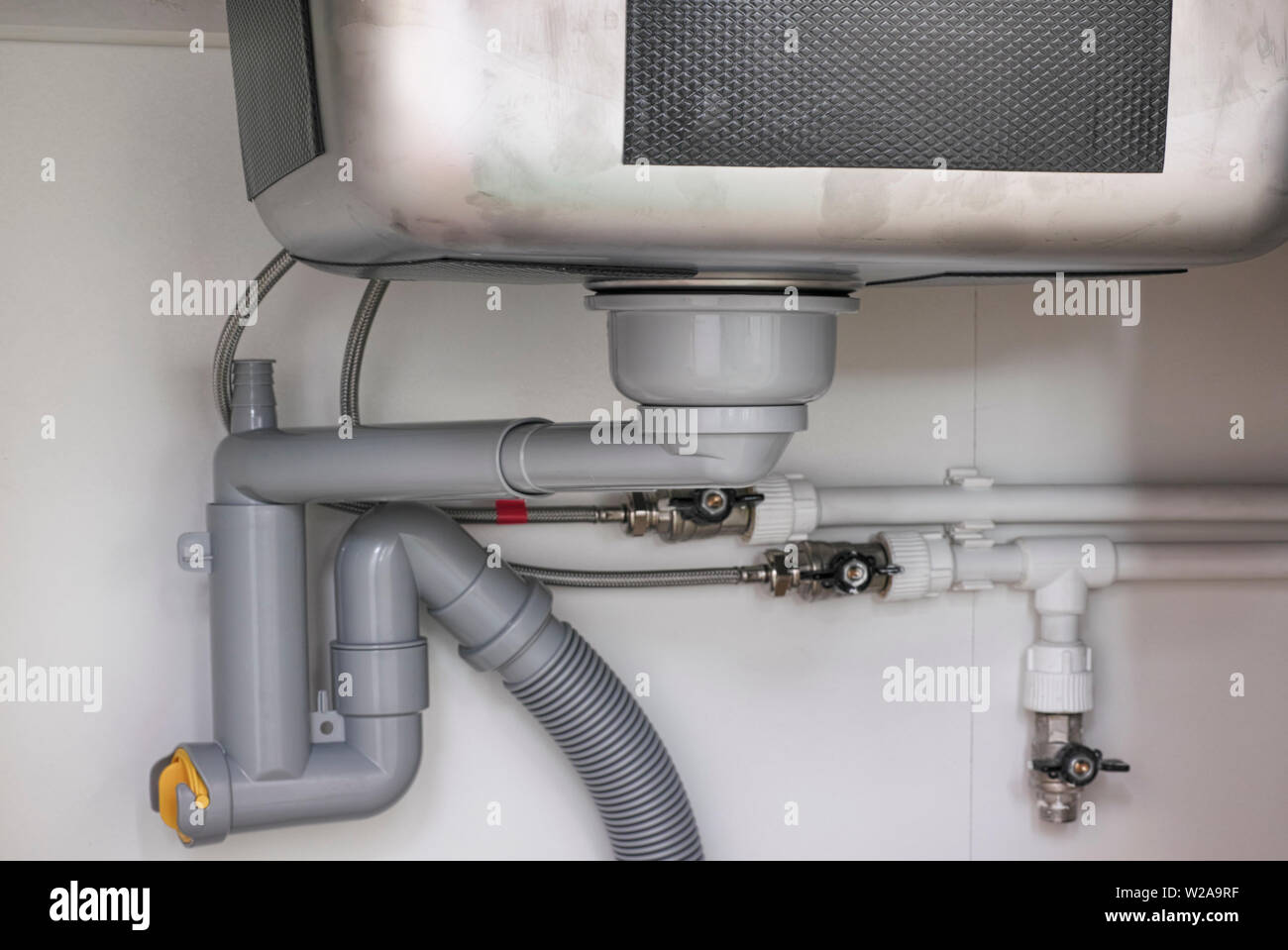 Wasserabscheider und Kondensatableiter unter der Spüle. Close-up ...