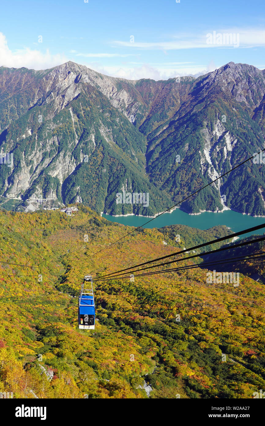 Seil und Seilbahn Heben von Personen an die Spitze der Bergrücken von ...