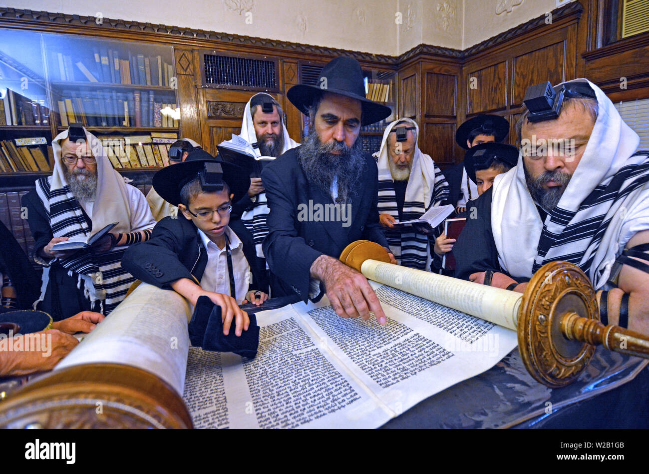Reading jewish torah bar mitzvah -Fotos und -Bildmaterial in hoher ...