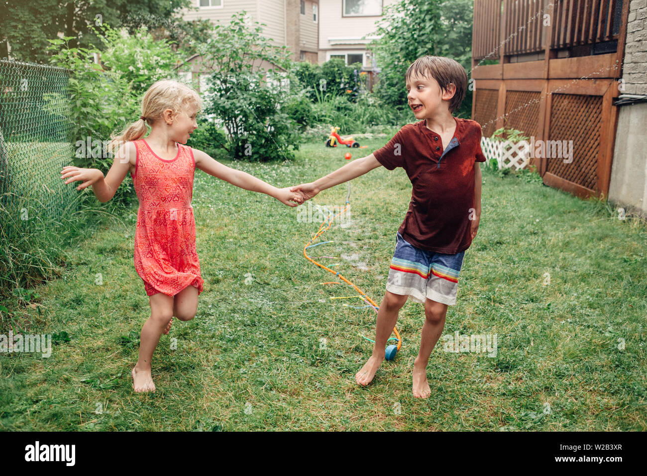 Kinder springen ins wasser -Fotos und -Bildmaterial in hoher Auflösung ...