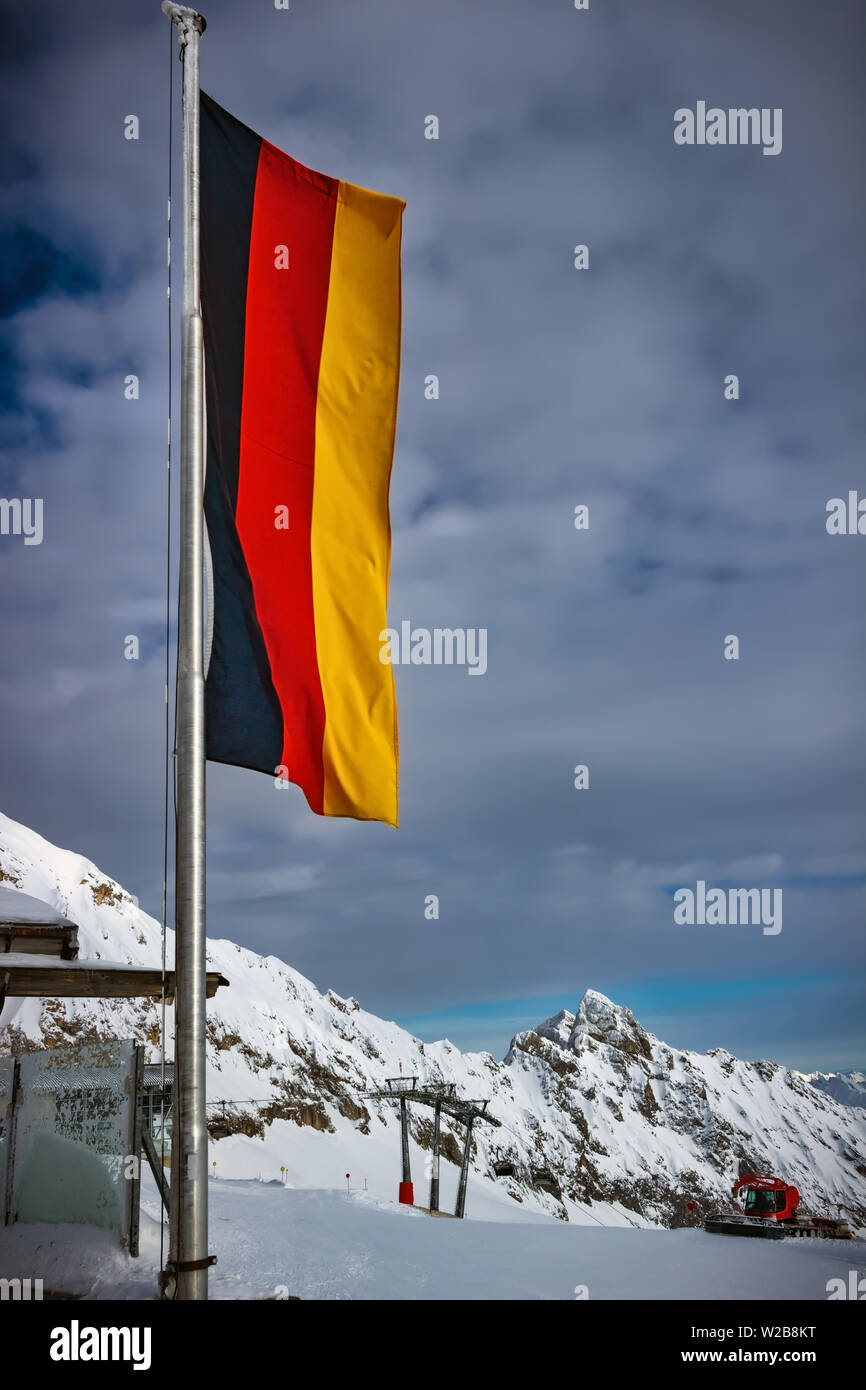 Eine deutsche Flagge, Fahne, auf der Zugspitze in Deutschland ...