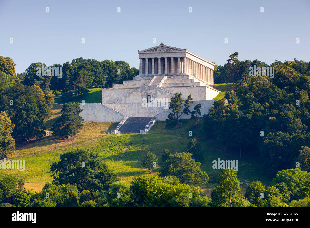 Blick auf die Valhalla Hall of Fame auf der Donau in der Nähe von ...