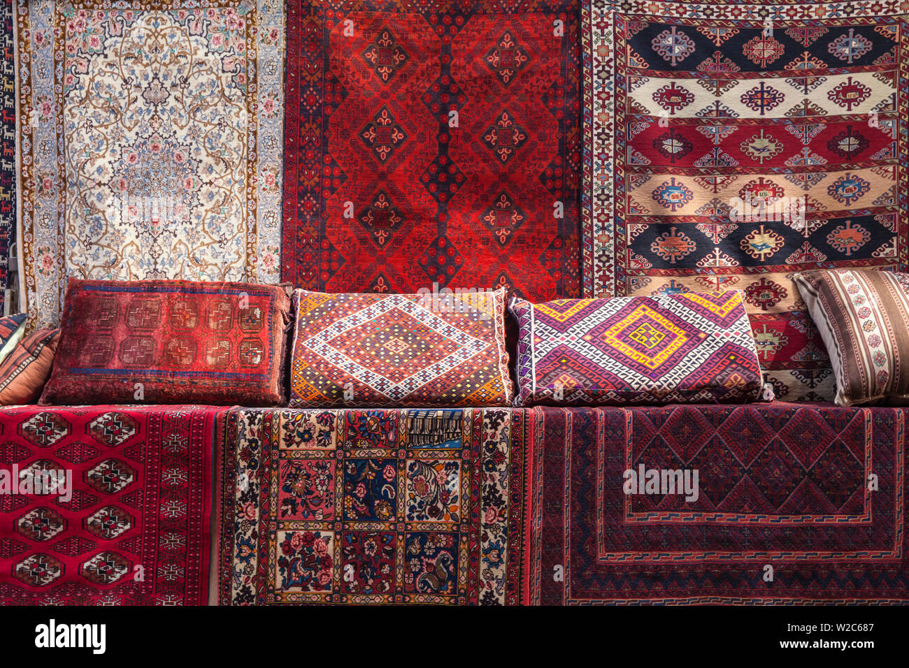 Arabian carpets in market -Fotos und -Bildmaterial in hoher Auflösung ...