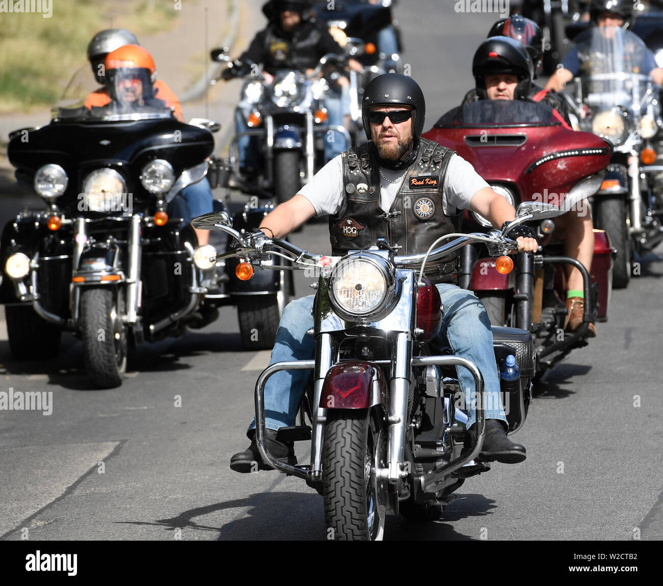 Tausende Biker nahmen an der Fahrt durch die Stadt innerhalb der Prager ...