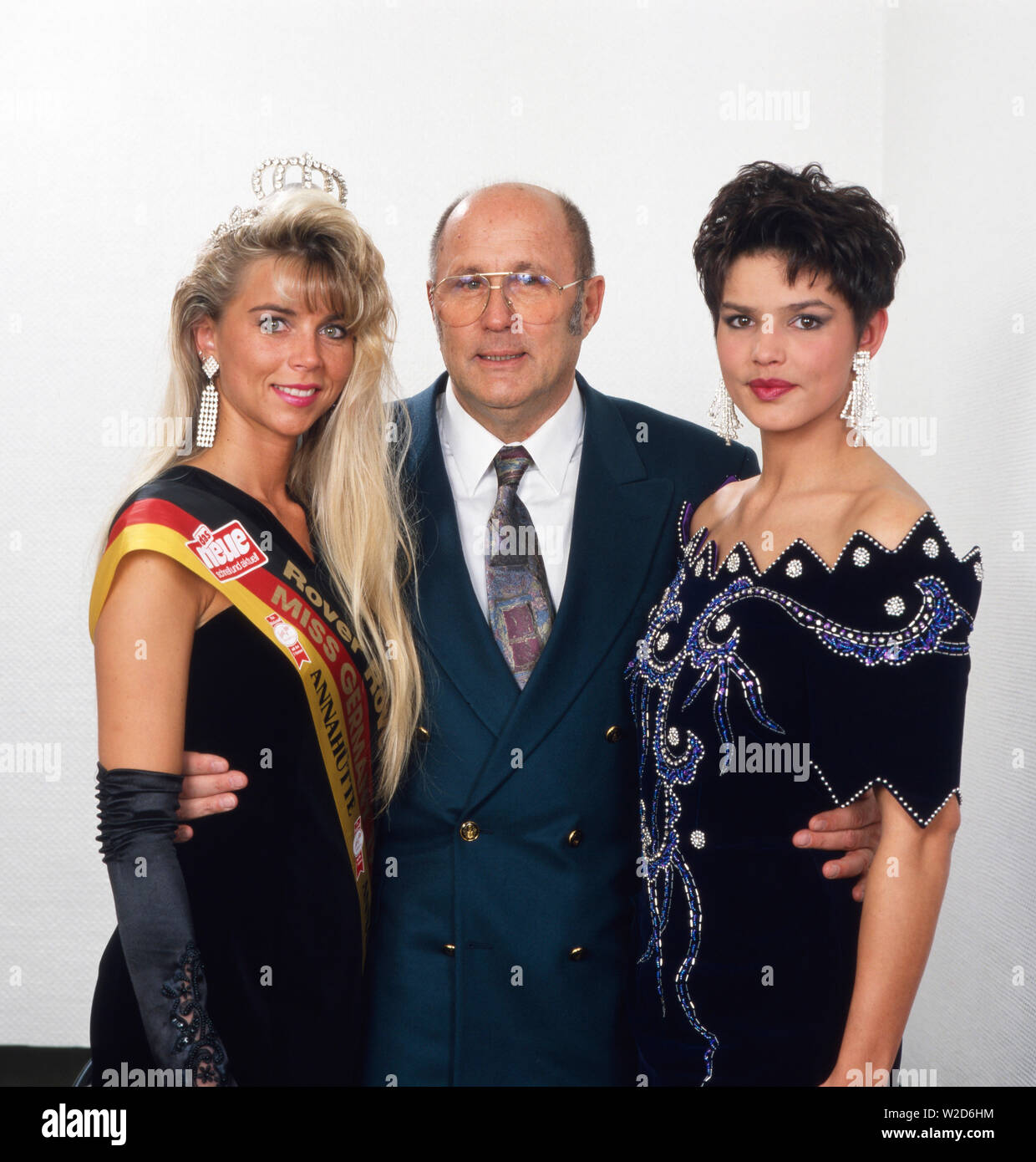 Der Moderator der Miss Universe Wahl Erich Reindl posiert 5/6 der Miss ...