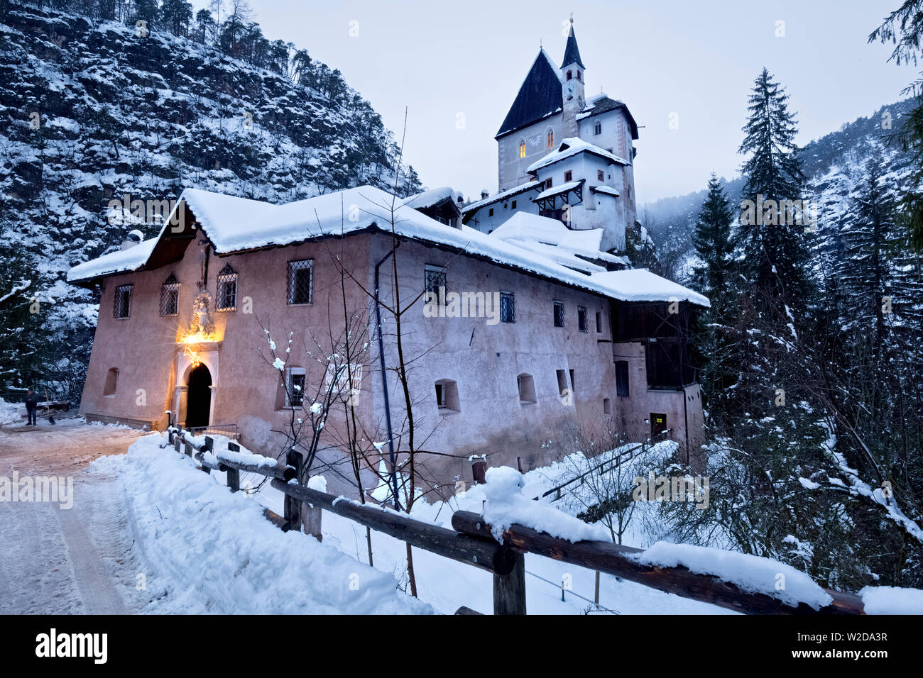 Heiligtum von san romedio -Fotos und -Bildmaterial in hoher Auflösung ...