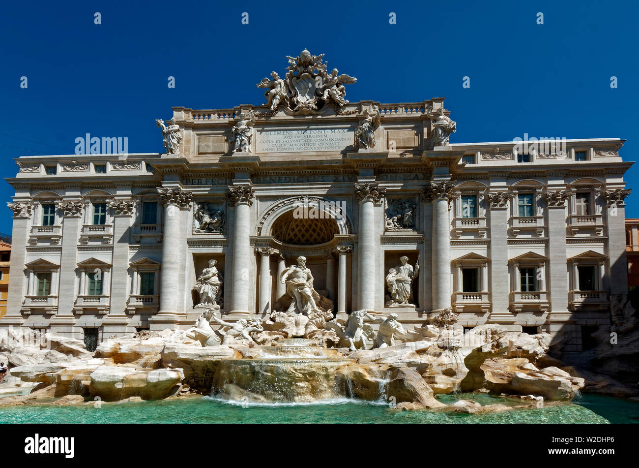 Trevi-brunnen; 1751; iconic; Travertin; Oceanus flankiert von Fülle und ...