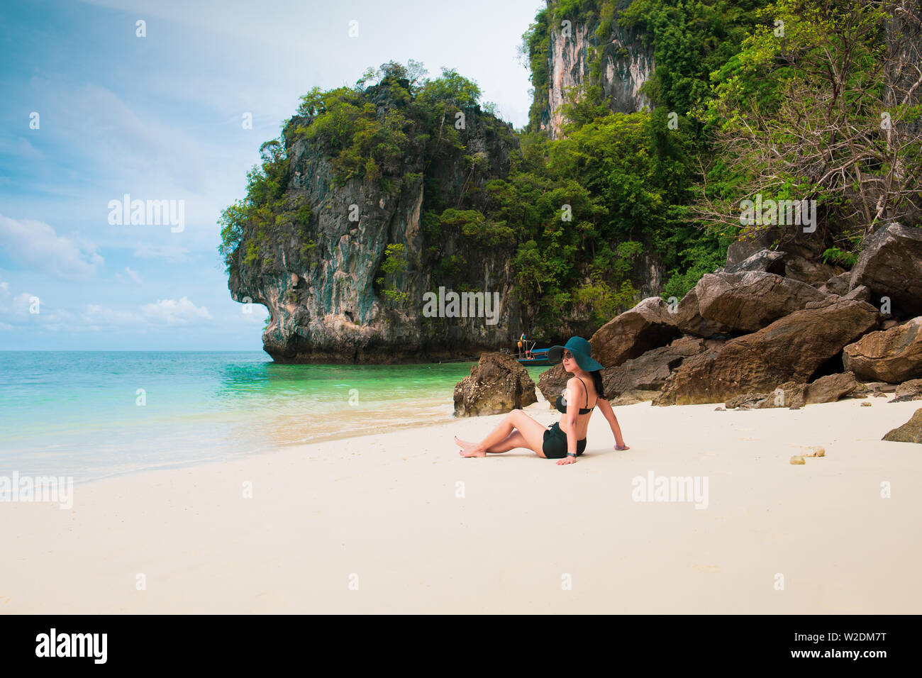 Schöne asiatische frau bikini -Fotos und -Bildmaterial in hoher Auflösung – Alamy