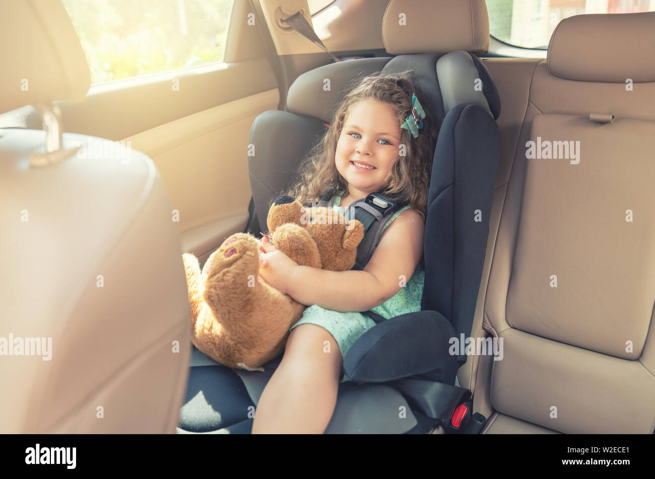 Mädchen auto baby stuhl -Fotos und -Bildmaterial in hoher Auflösung – Alamy